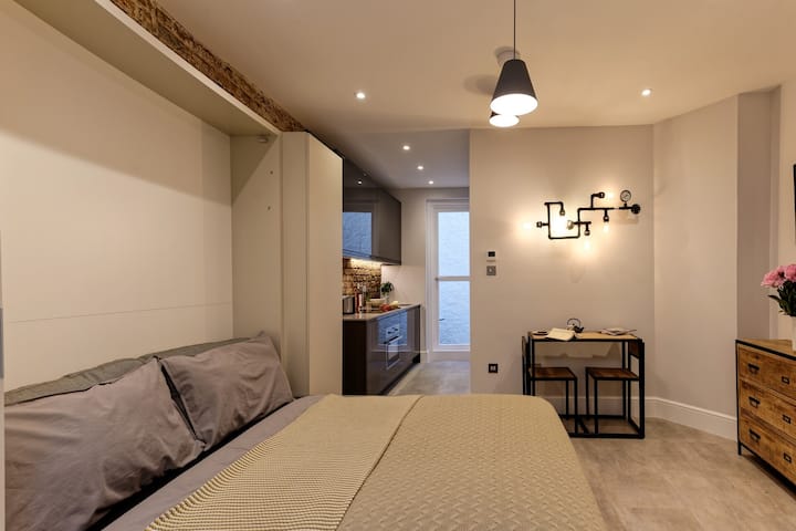Stylish Studio Located In The Basement Floor - Brentford