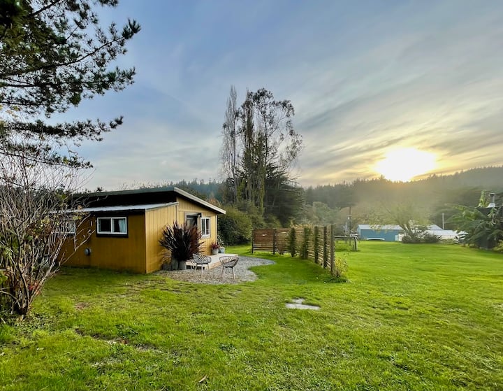 Peaceful Farm Studio - Outdoor Soaking Tub - Eureka, CA