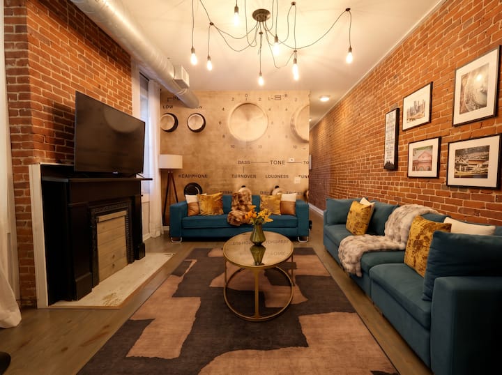 Free Parking | Exposed Brick | Walk To North Shore - Pittsburgh, PA