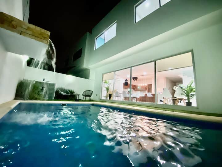 Stylish Retreat W/ Pool, Patio, & Workspaces - Cancún