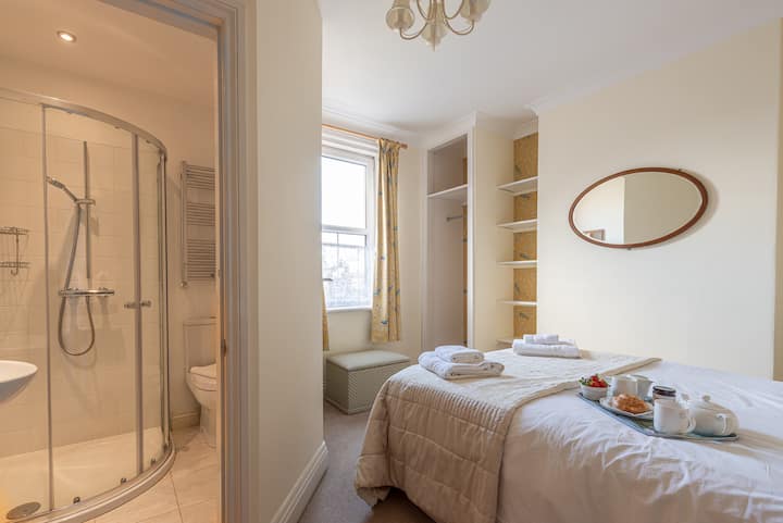 Central Spacious 5 Bed, 3.5 Bath, Free Parking - Whitby