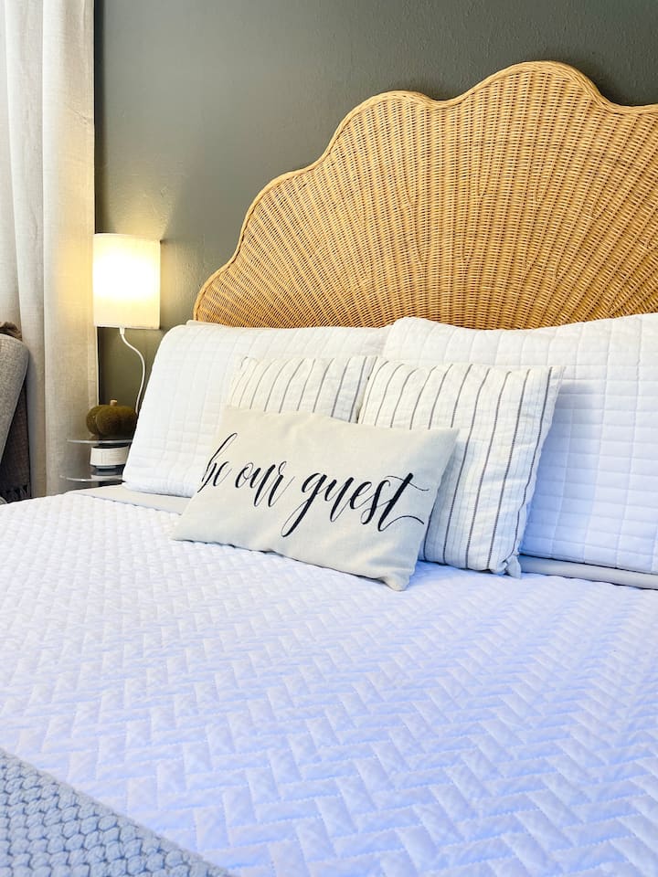 Swan City Studio + Cozy Courtyard, Near Downtown - Lakeland, FL