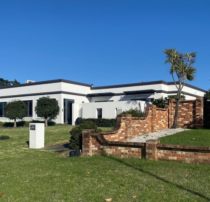 Contemporary Retreat - Papamoa