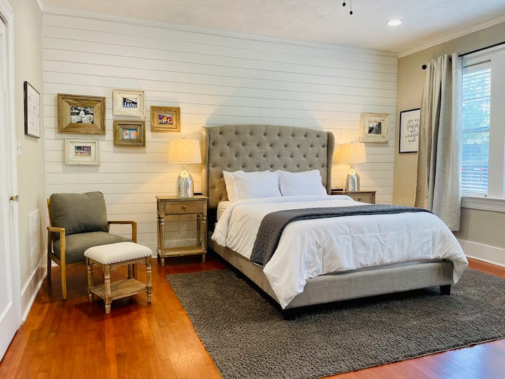 Spacious! Comfy! Farmhouse Suite A - Jackson, MS