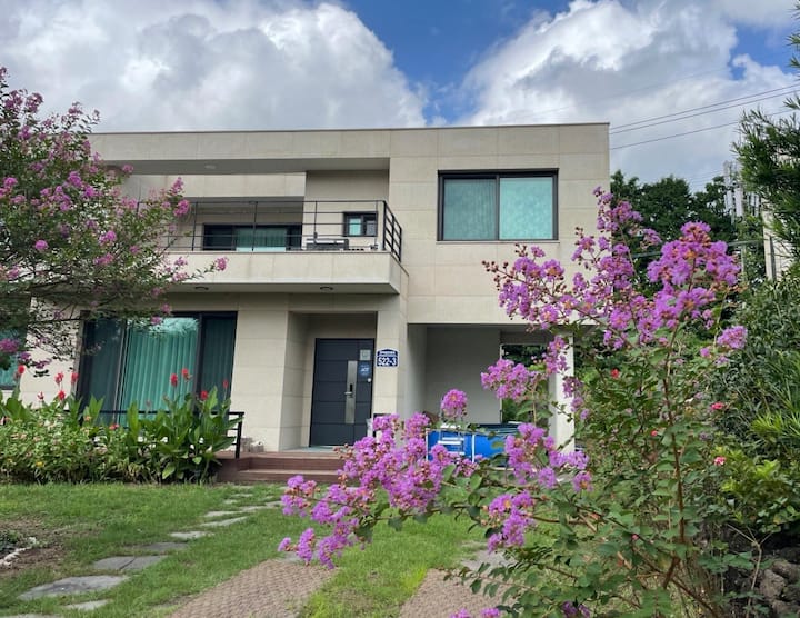 깨끗하고 편안한 독채 타운하우스형 숙소, 대가족,모임 여행 최적화 곱닥한家 - Jeju-si