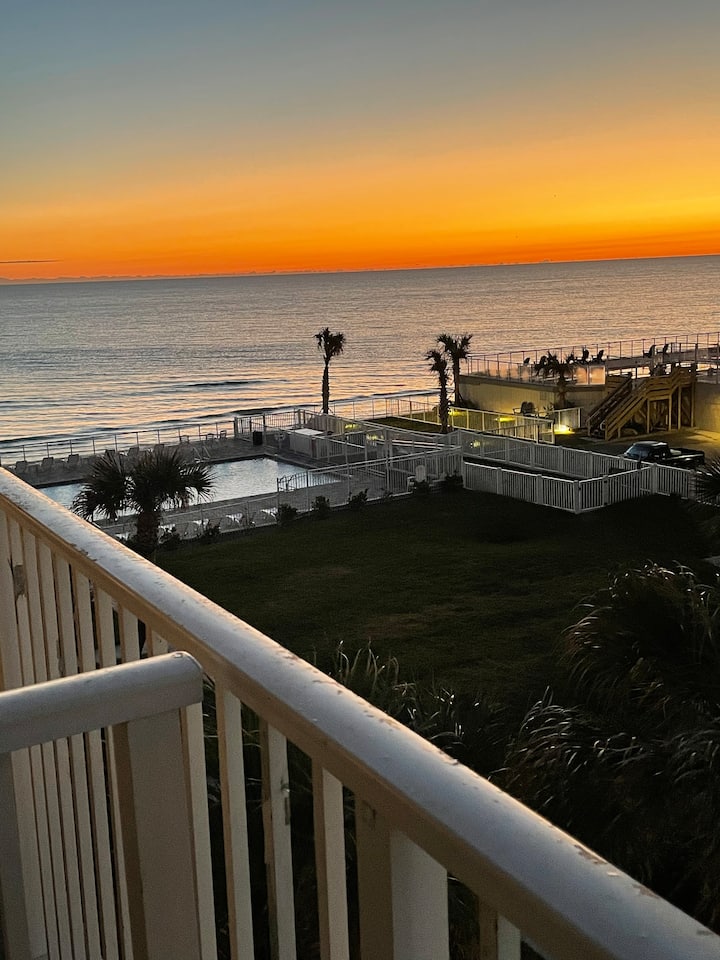 Cozy Quiet  Beach Getaway - Daytona Beach Shores, FL
