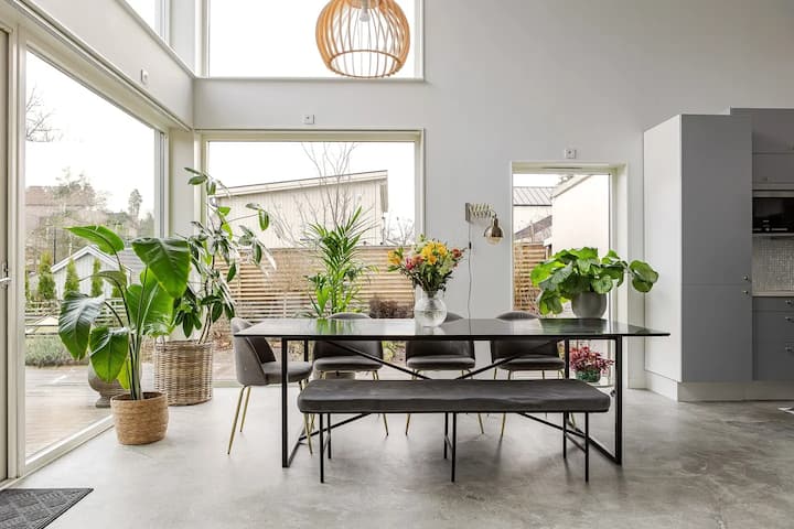 Bright & Modern Home With Private Fenced Garden - Tumba