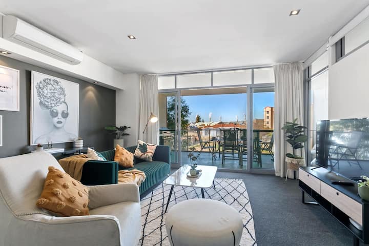 Luxe Chic 3br Apt City Skyline Views - South Perth