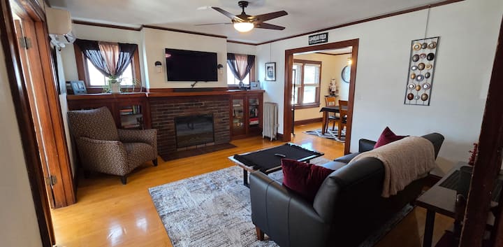 Private Entry Flat Near Atwood Neighborhood - Madison, WI