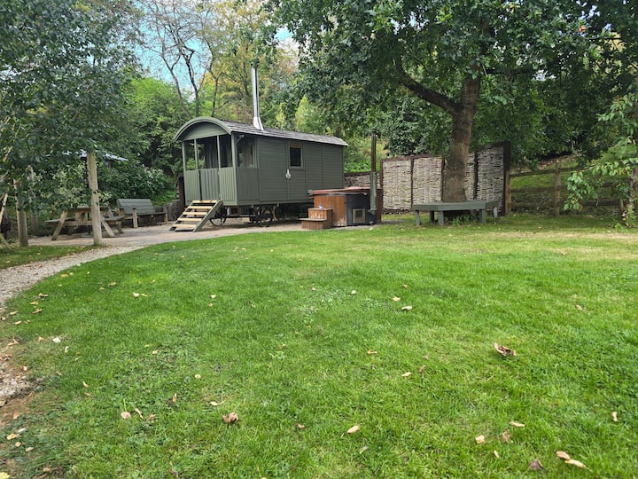 Shepherd's Hut & Wood Fired Hot Tub - Northwich