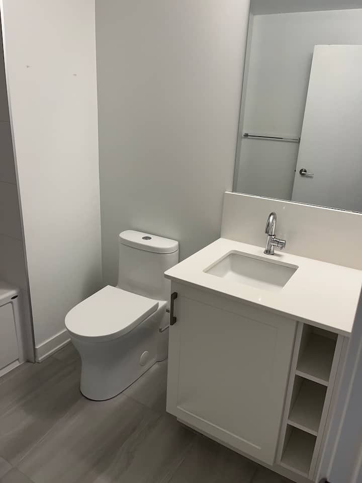 Bachelor Condo - Barrie