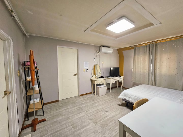 임당동 Sbo
영남대 지하철역 도보15분거리. 임당역 도보15분거리.위생소독철저 - Daegu