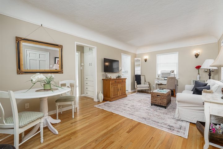 Spanish Style Apartment Two Blocks To The Beach - Long Beach, CA