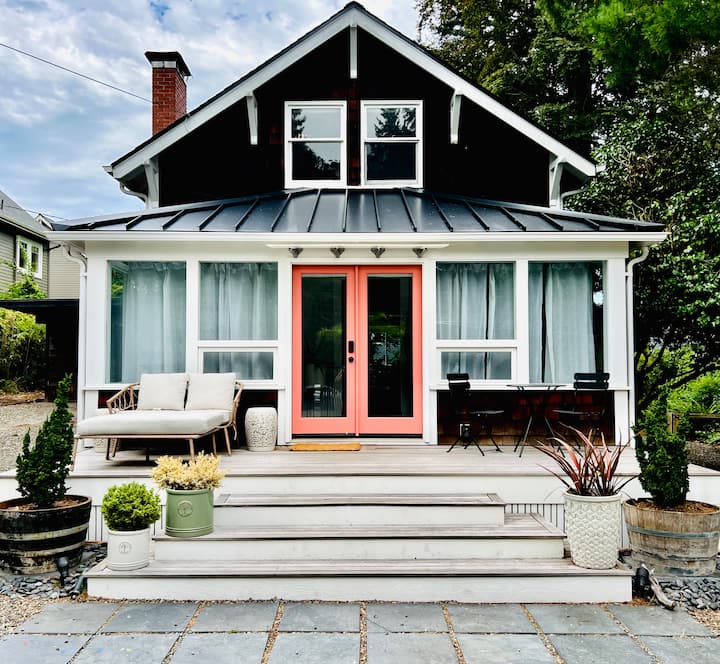 1917 Bainbridge Cottage • Walk To Ferry & Shops - Bainbridge Island, WA