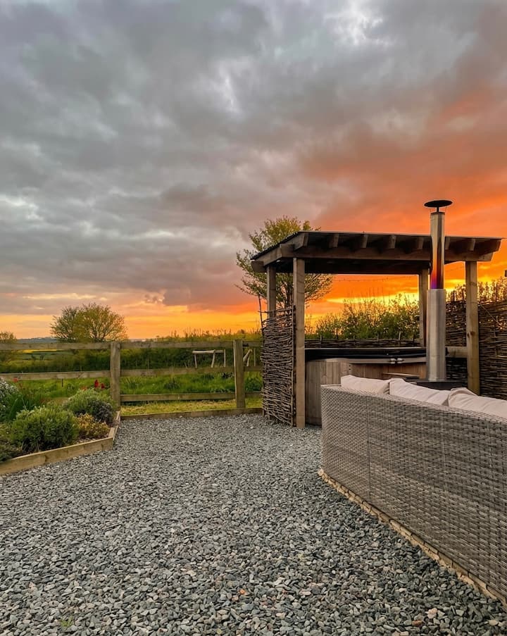 Pitcher's Barn With Covered Hot Tub & Log Burner - Warwickshire