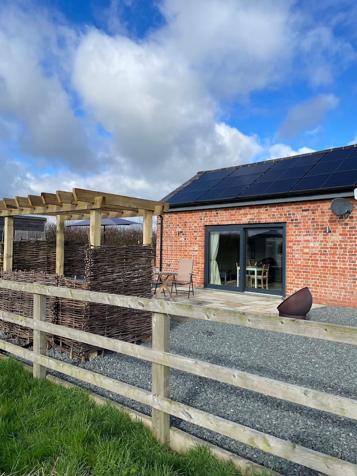 Pitcher's Barn With Covered Hot Tub & Log Burner - Warwickshire