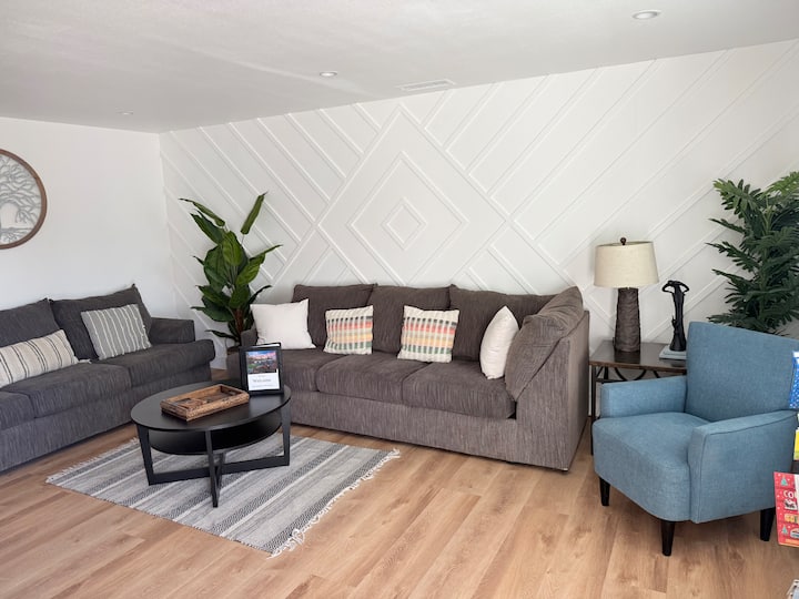 The Famous Puerta Roja Hidden Gem Sleeps8 La & Oc - La Puente, CA