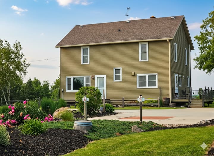 Wyatt's Country Home - King Bed - Wisconsin