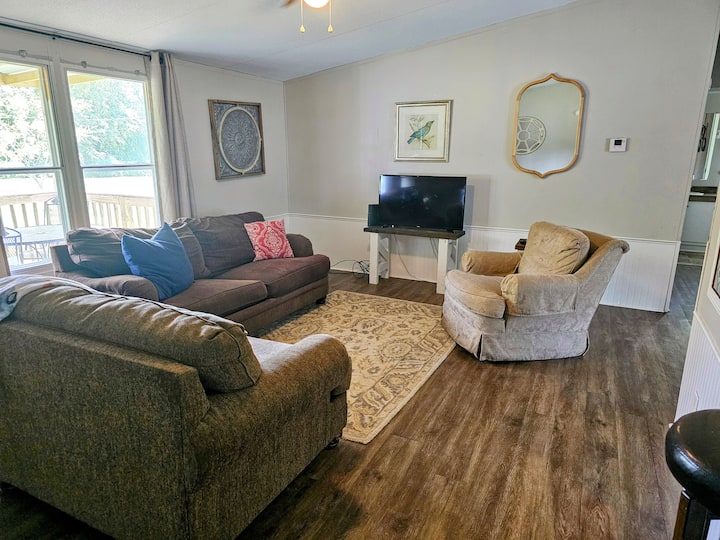 Clean & Comfy! Quiet Neighborhood Near Town - Longview, TX