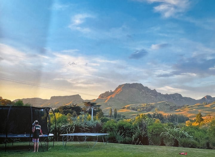 Stunning Rustic Retreat With Views Of Te Mata Peak - New Zealand