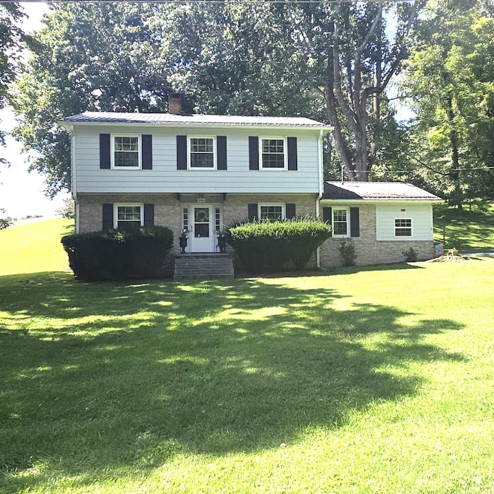 Two Story Home Across From Emory&henry College - Abingdon, VA