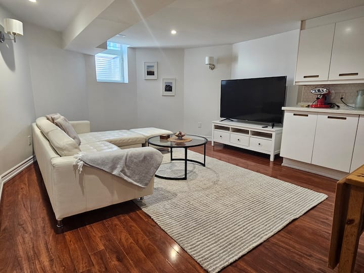 Fully Renovated 2 Bedroom Basement Unit W/ Parking - Ontário