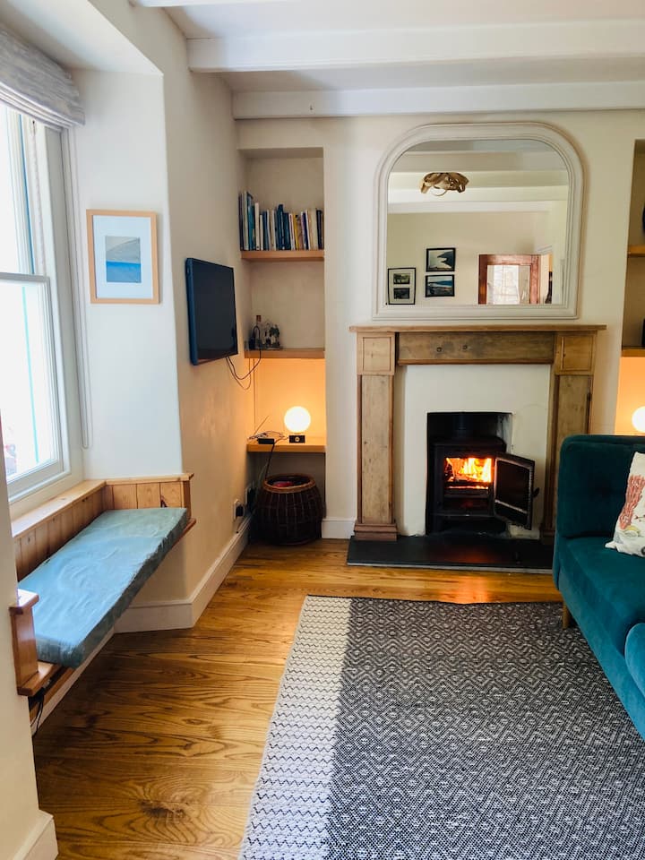 Seaside, Harbour, Historic Pubs, Walks, Galleries - Porthleven