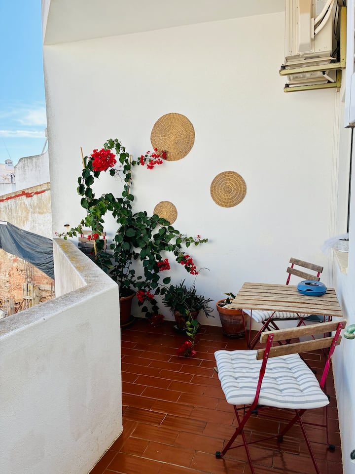 Central Apt With Balcony & Ac – Walk To The Beach - Lagos