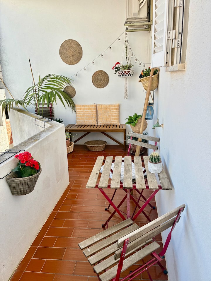 Central Apt With Balcony & Ac – Walk To The Beach - Lagos