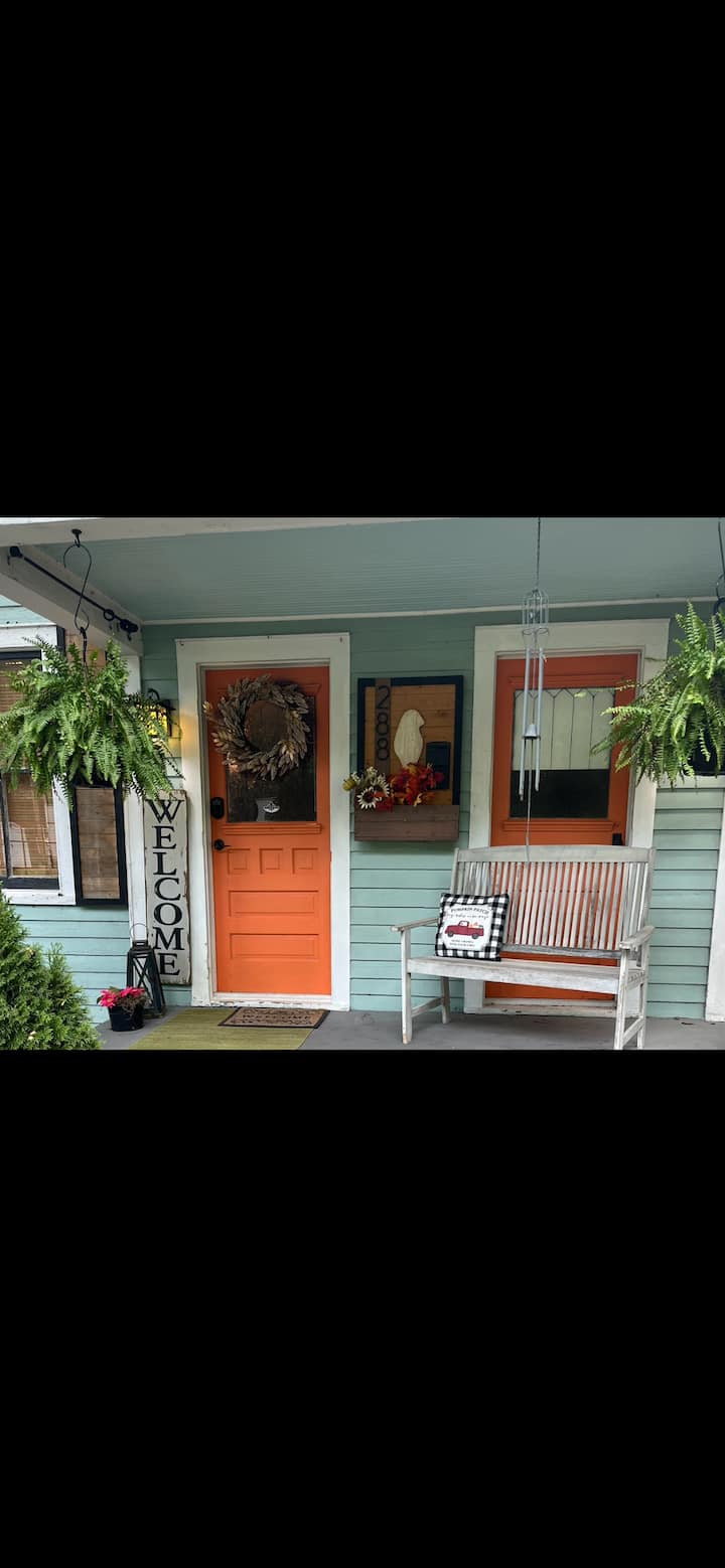 Dove’s Nest Home: Tranquility & Relaxing Sleeps 6 - Evansville, IL