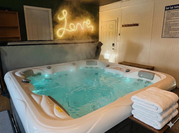 6 Min To Camelback | Game Room, Hot Tub & Fire Pit - Tannersville, PA