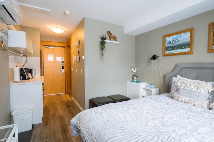 Bright And Cozy Hotel Room-free Parking/gym - Canmore