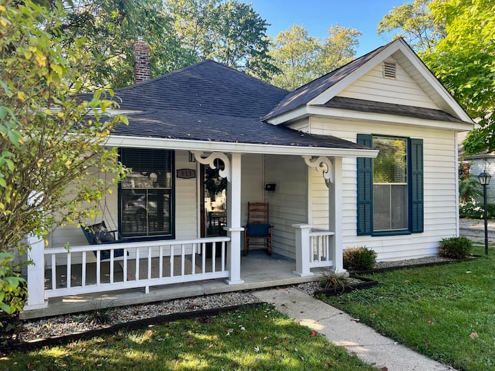 Cottage On Kirkwood | Walk Downtown & Iu •King Bed - Bloomington, IN