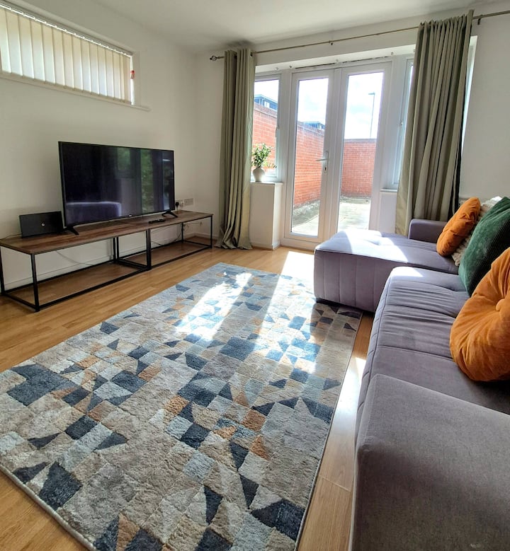 Sleek 2-bed City Apartment • Free Secure Parking - Leicester