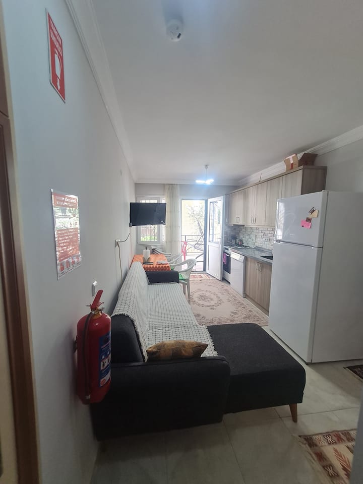 Uslu Sitesinde Bahçe Kat Yazlık 1+1 ( Denize 250m) - Akbük