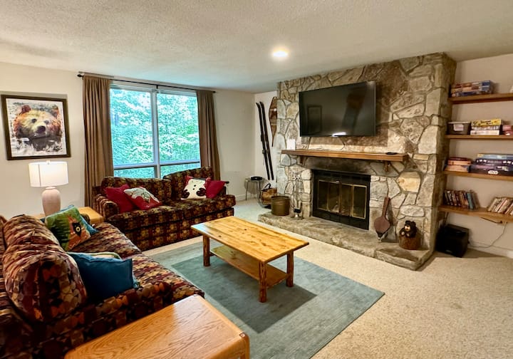 Ski In/out @ Mount Snow (Hot Tub & Pool) - Mount Snow, VT