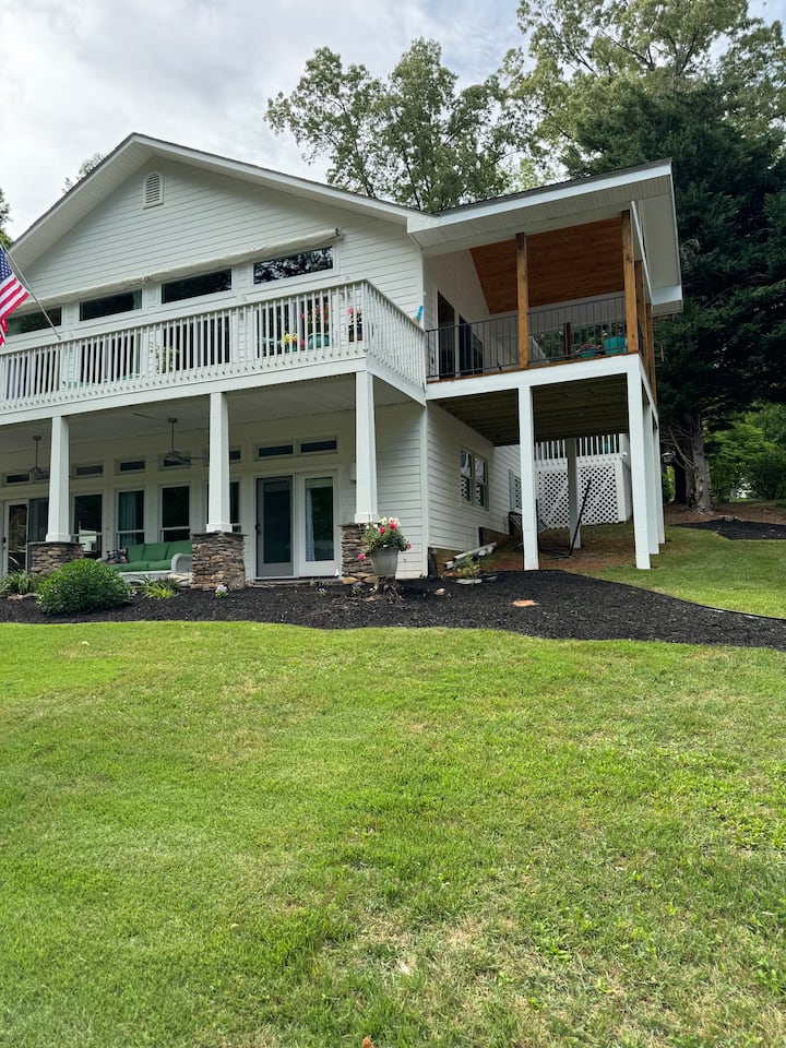 Quin's Lake House, Keowee.
Private Bottom Floor. - Seneca, SC