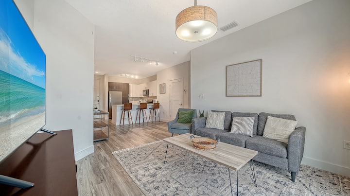 Downtown Apartment With Amenities! - Sarasota, FL