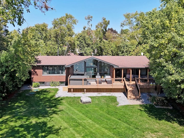 Luxury Lakefront Cottage | Hot Tub & Game Room - Port Perry