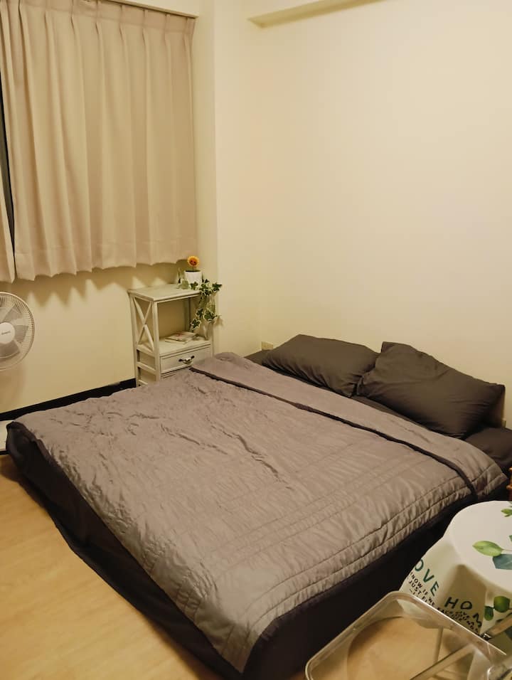 訂房前詢問先唷 與房東同住的舊式公寓裡的小房間 中壢夜市 Sogo A21捷運站 火車站  須爬樓梯 - 八德區