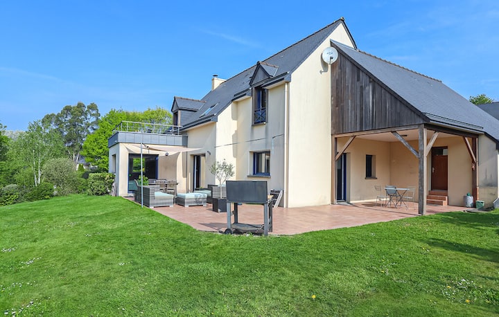 Maison De Vacances Spacieuse Avec Grand Jardin - Vitré