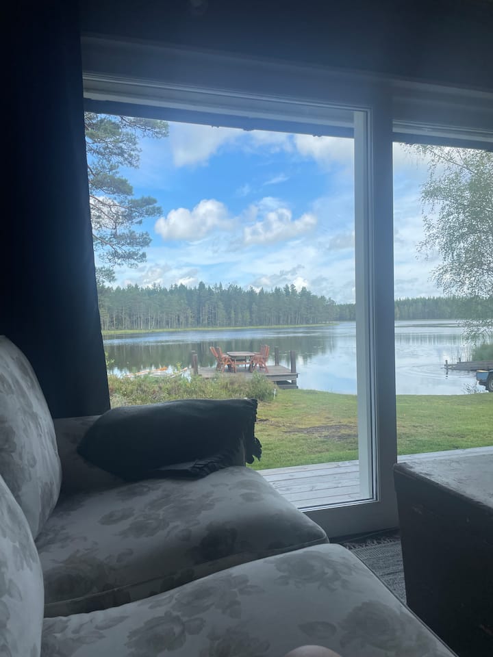 Mysig Stuga Med Avskilt Läge Vid Sjö - Suède