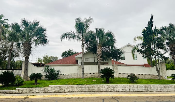 Casa Grande 4 (Handicap Accessible)
Spacious Home! - Harlingen
