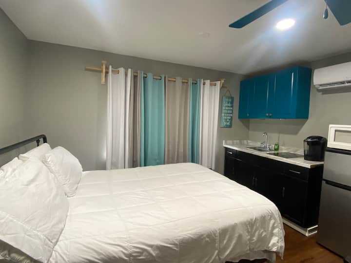 Sweet St. Pete Suite: Clean, Safe And Affordable! - St. Petersburg, FL