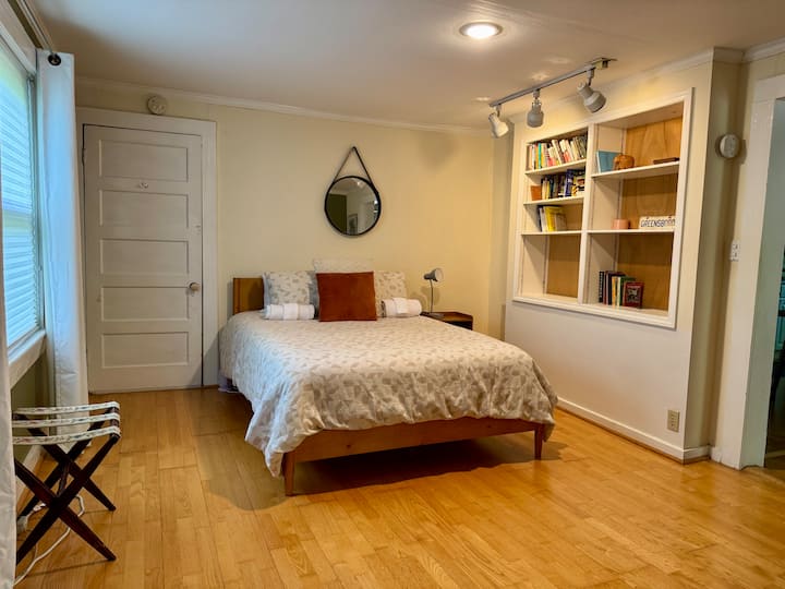 Cozy Loft - 1br W/ Treehouse Vibes! 1 Mi Coliseum. - Greensboro