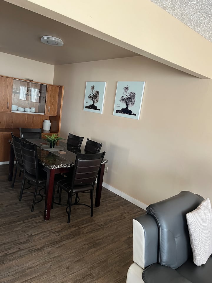 Beautiful Upstairs Half Duplex Home Away From Home - Edmonton, Canada