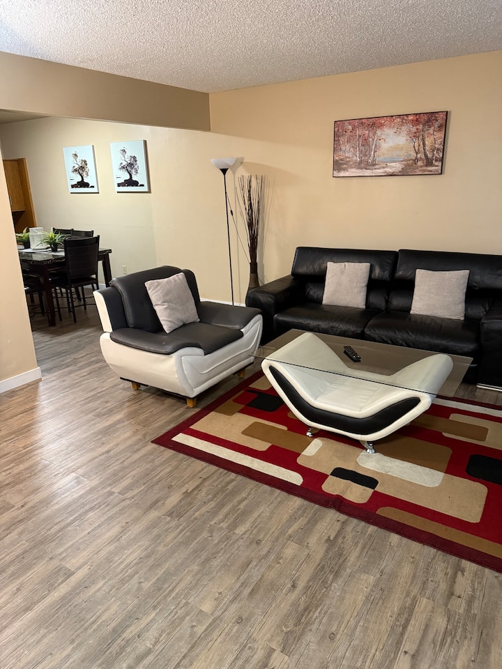 Beautiful Upstairs Half Duplex Home Away From Home - Edmonton