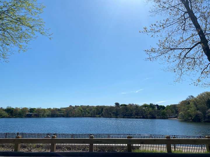 Cozy Retreat In A Lakeside Newton Neighborhood - Newton, MA