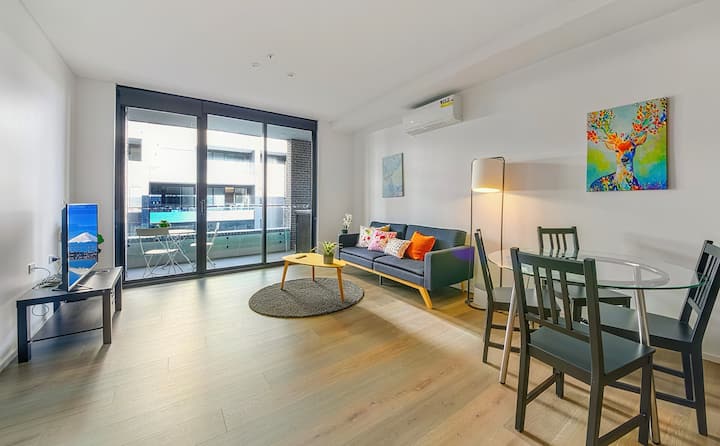 Liverpool Stunning 1 Bedroom Apartment + Parking - Sutherland Shire