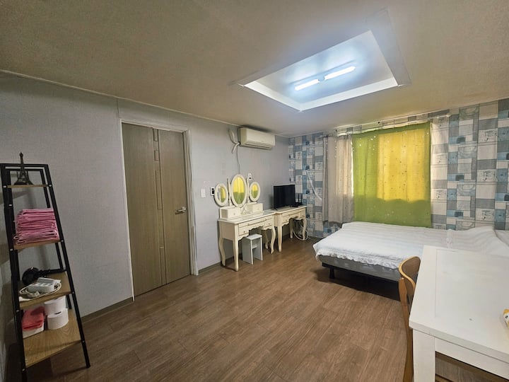 임당동 Ebo
영남대 지하철역 도보15분거리. 임당역 도보15분거리.위생소독철저 - 진량읍